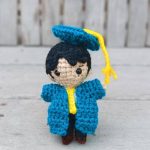 Small Crochet Graduation Dolls (Free Pattern!)