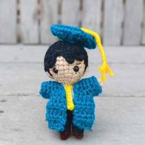 Small Crochet Graduation Dolls (Free Pattern!)